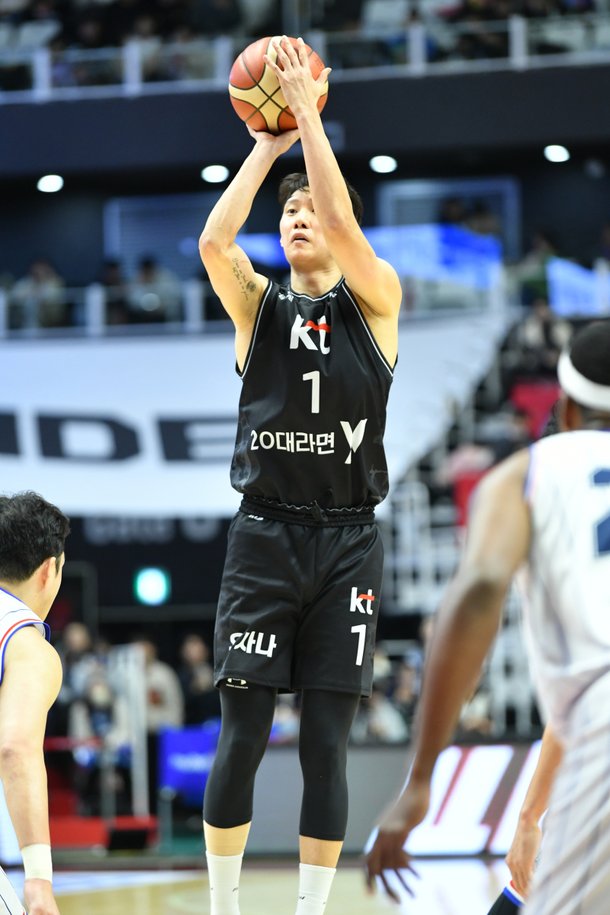 허훈 감동의 '마스크 투혼'…KT, KCC 꺾고 3연승·공동 3위 도약(종합) : 네이트 스포츠