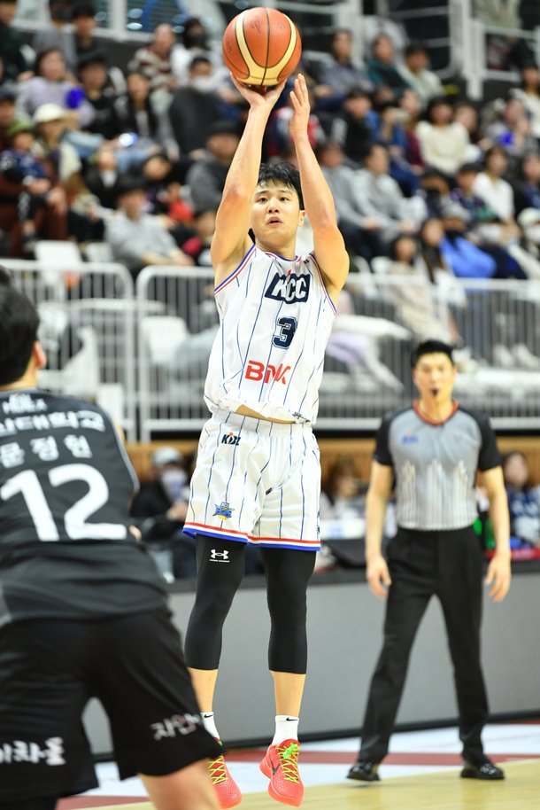 허훈 감동의 '마스크 투혼'…KT, KCC 꺾고 3연승·공동 3위 도약(종합) : 네이트 스포츠