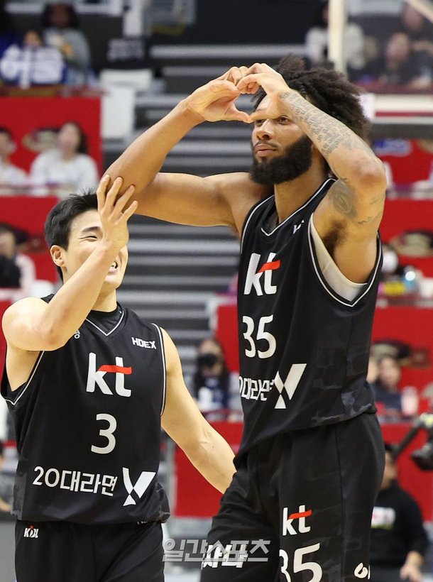 [IS 수원] '배스 44점+문정현 결승 득점' KT, KCC 격파하고 4연승 질주 : 네이트 스포츠