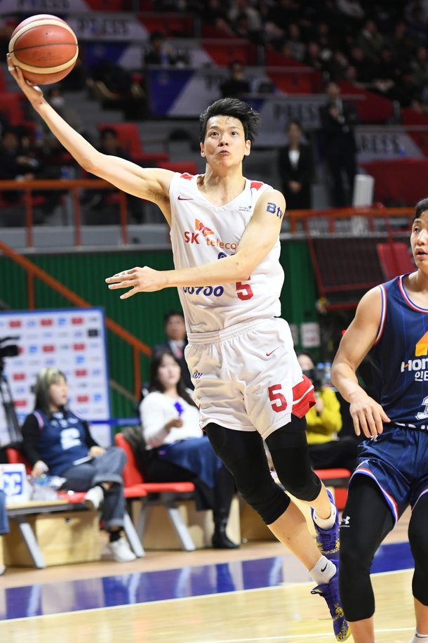 워니 36점 폭발에 위닝샷까지…SK, KCC 꺾고 파죽의 9연승 질주 : 네이트 스포츠