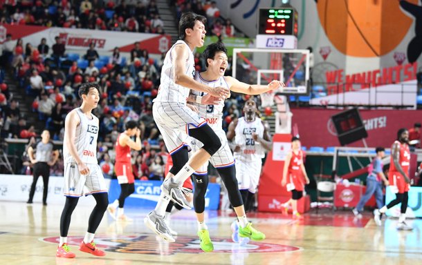 KCC 4강 PO 진출 '100% 확률' 잡았다…SK 원정서 27점 차 대승 '2연승' : 네이트 스포츠