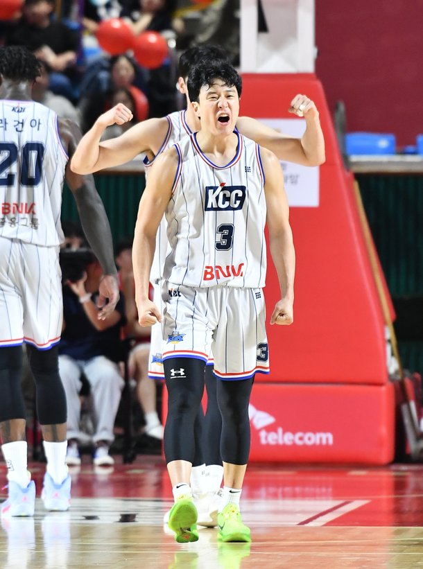 KCC 4강 PO 진출 '100% 확률' 잡았다…SK 원정서 27점 차 대승 '2연승' : 네이트 스포츠