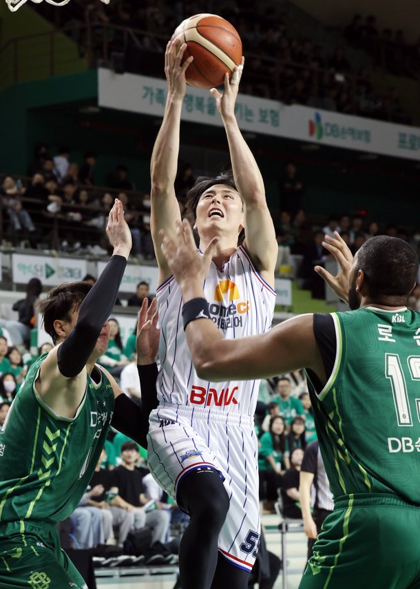 슈퍼팀 KCC, DB 95-83 격파…4강 기선제압→챔프전 진출 확률 '78.8%' : 네이트 스포츠