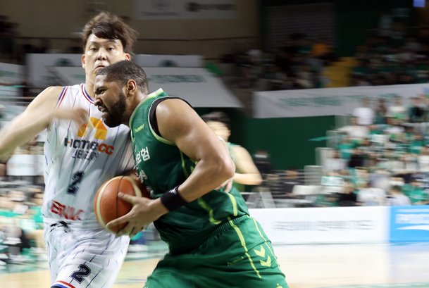 슈퍼팀 KCC, DB 95-83 격파…4강 기선제압→챔프전 진출 확률 '78.8%' : 네이트 스포츠