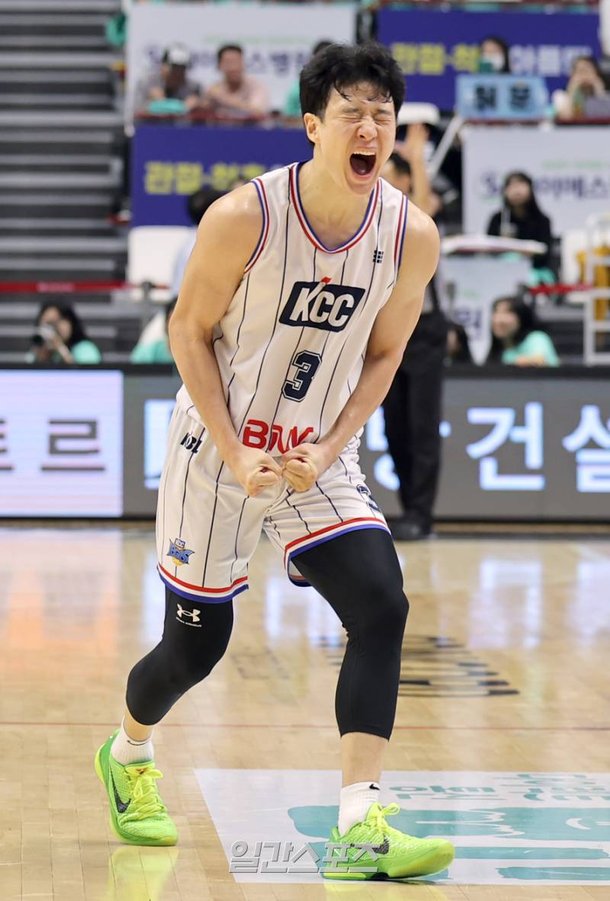 '슈퍼팀' KCC, 13년 만에 챔프전 정상…허웅 21점 맹폭 : 네이트 스포츠