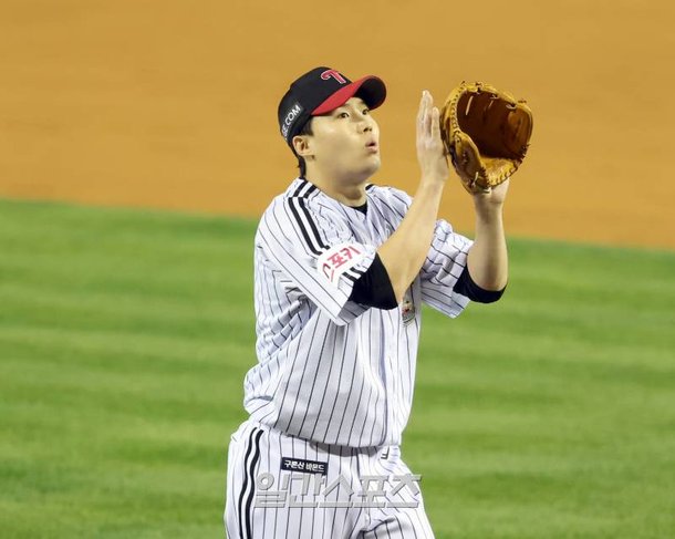 '가을 극강 모드' 임찬규, '3⅔이닝 SV' 에르난데스…벼랑 끝에서 반격 신호탄 쏜 LG[PO3] : 네이트 스포츠