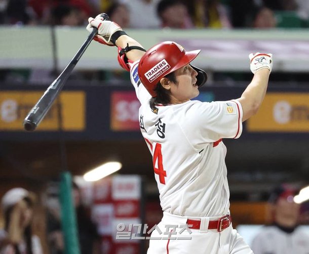 SSG 최정, 역대 4번째 동일 구단과 FA 계약만 3회···총액 302억원 : 네이트 스포츠