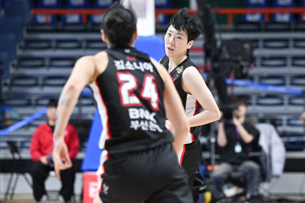 '박혜진 21점 폭발' 완전체 BNK, 챔프전 82.7% 확률 잡았다…삼성생명에 66-57 승리 '기선제압' : 네이트 스포츠