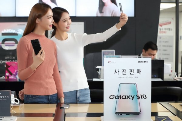 '갤럭시S10 LTE→S10 5G' 10명중 3명 신청…5G 관심 뜨겁다 : 네이트 뉴스