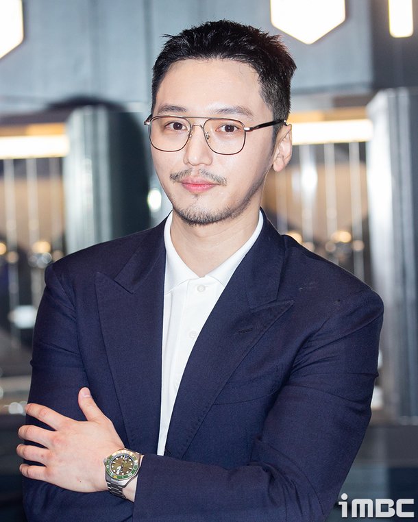[포토] 변요한, '내 자산이다' : 네이트 뉴스