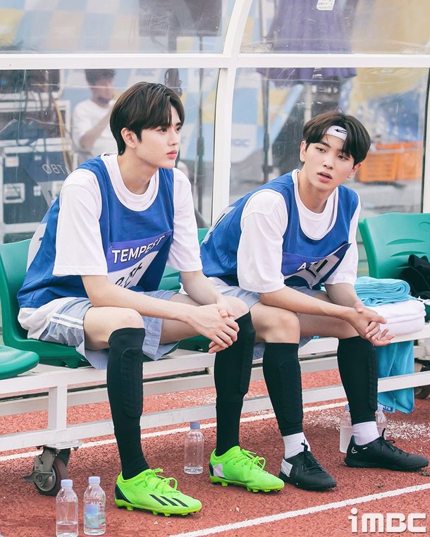 [움짤] 김요한, 풋살 화보 포스 (아육대 B하인드) : 네이트 뉴스