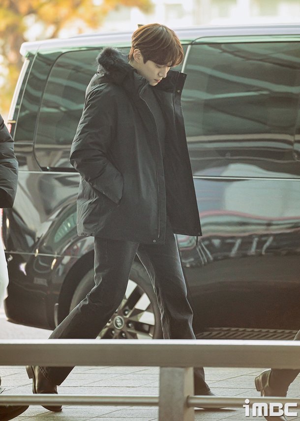 [움짤] 이준호, 2PM 앞둔 1:50PM 출국 : 네이트 뉴스