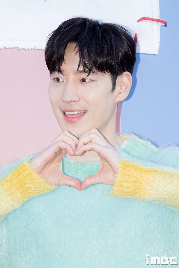 [포토] 이제훈, 오늘도 하트 가득드림 : 네이트 뉴스