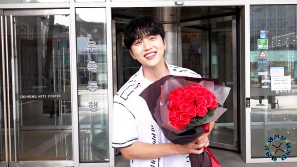 유튜브 최초 연극·뮤지컬 토크쇼 '회전문', B1A4 산들 MC 발탁 : 네이트 연예