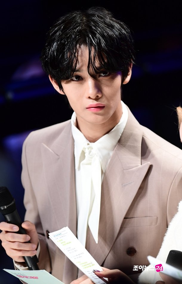 [조이HD]CIX 배진영, 스페셜 MC의 특별한 눈빛~ : 네이트 연예