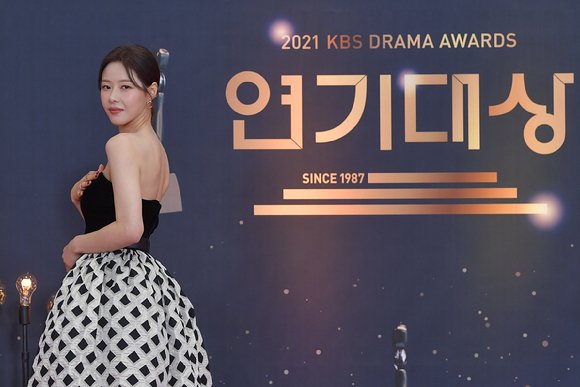 [2021 KBS연기대상] '우수상' 홍은희 "'오케이광자매', 치열했고 감동적" : 네이트 연예