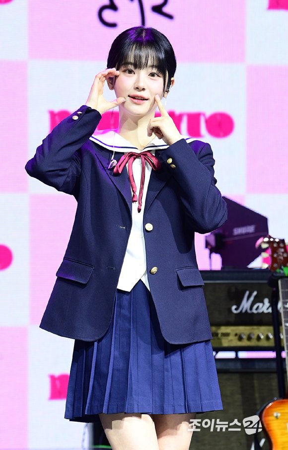 [포토]QWER 쵸단, 인기 BJ에서 실력파 밴드 리더로 : 네이트 연예