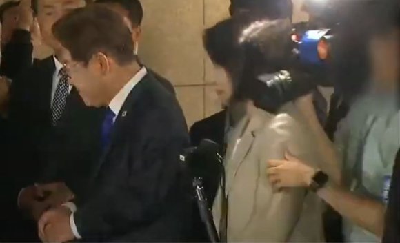 영부인 밀치고 머리 가격한 MBN, 뒤늦은 사과 후폭풍ing : 네이트 연예