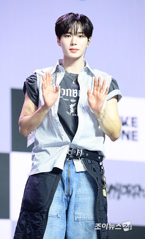 [포토] 알파드라이브원 준서, 청순 꽃미남의 심쿵 팔근육 : 네이트 연예