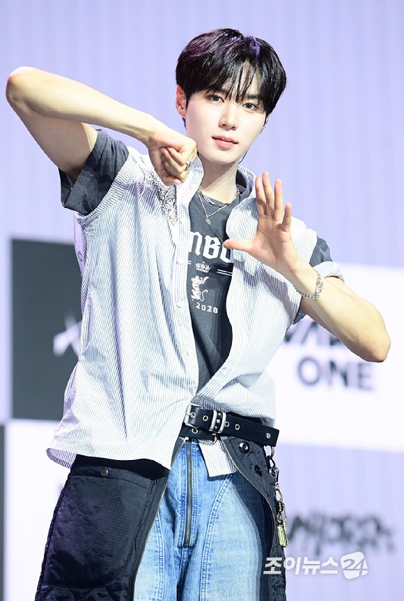 [포토] 알파드라이브원 준서, 청순 꽃미남의 심쿵 팔근육 : 네이트 연예