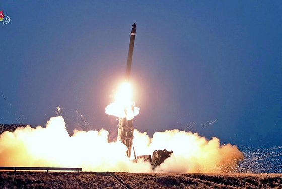 북 '전술핵' SRBM 쐈다, 미국 이어 남한 위협 : 네이트 뉴스