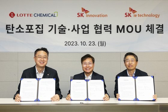 '탄소잡아 없앤다'…롯데케미칼·SK이노베이션·SKIET 3사 MOU체결 : 네이트 뉴스