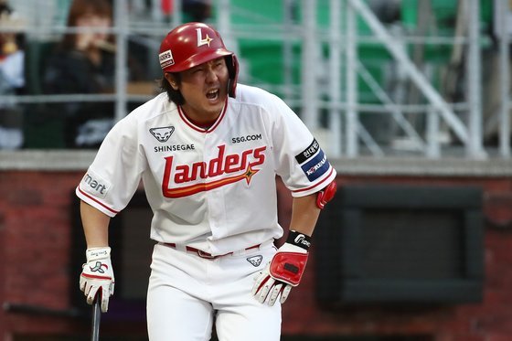 '옆구리 사구' 최정 골절 아닌 타박상 발표에 안도한 SSG-KIA 벤치 : 네이트 스포츠