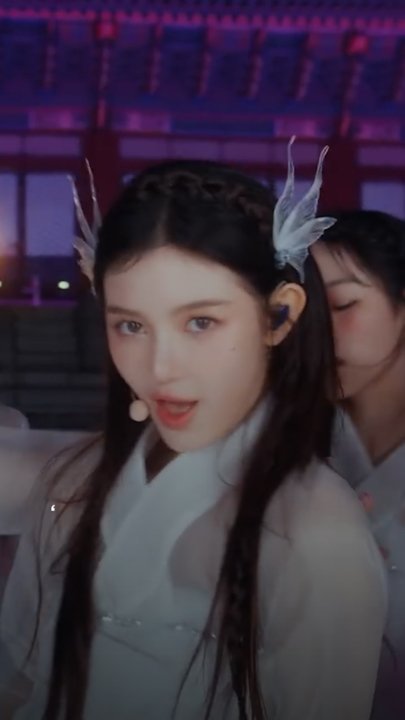 뉴진스, 한복 입고 경복궁 등장…민희진-하이브 분쟁 후 첫 무대 : 네이트 뉴스