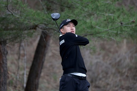 확 바꾼 김백준, 첫 승 보이네…KPGA 개막전 2타 차 단독 선두 : 네이트 스포츠