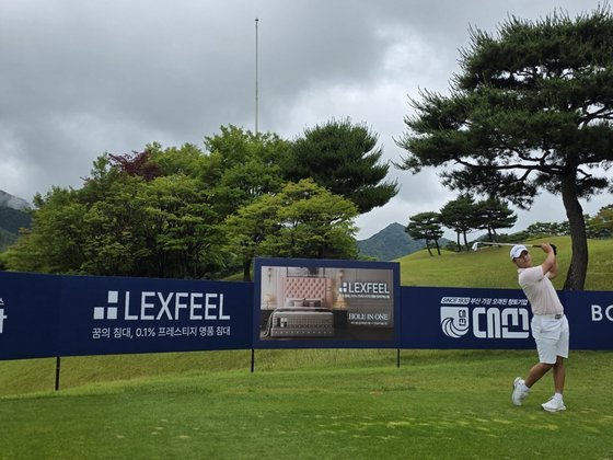 KPGA 선수권대회 갤러리와 우승자, 홀인원 주인공이 함께 받는 선물은 : 네이트 스포츠