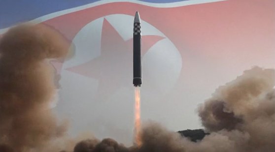 합참 "북 ICBM 발사…비행거리 1000㎞·고도 6100㎞·마하22" : 네이트 뉴스