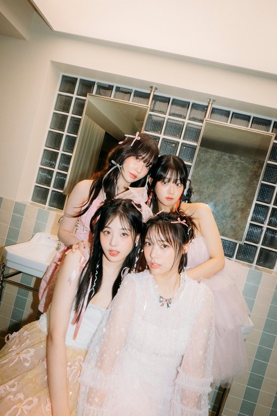 QWER, 호성적 속 역대 걸그룹 데뷔 초동 9위 : 네이트 연예