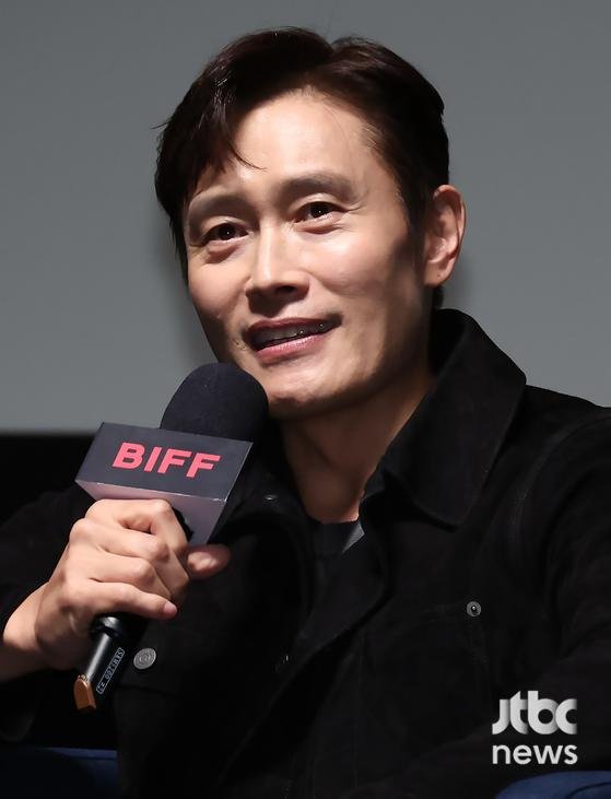 [30회 BIFF] 이병헌 "30살 때 공익근무, 소집해제 전 'JSA' 대본 받았다" : 네이트 연예