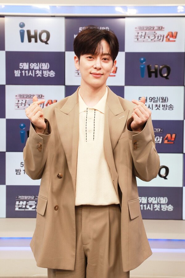 [K포토] IHQ OTT '바바요', '변호의 신'동현의 '하트 발사' : 네이트 뉴스