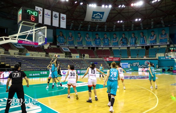 [경향포토] WKBL, 무관중으로 여자프로농구 치러기로 결정 : 네이트 스포츠