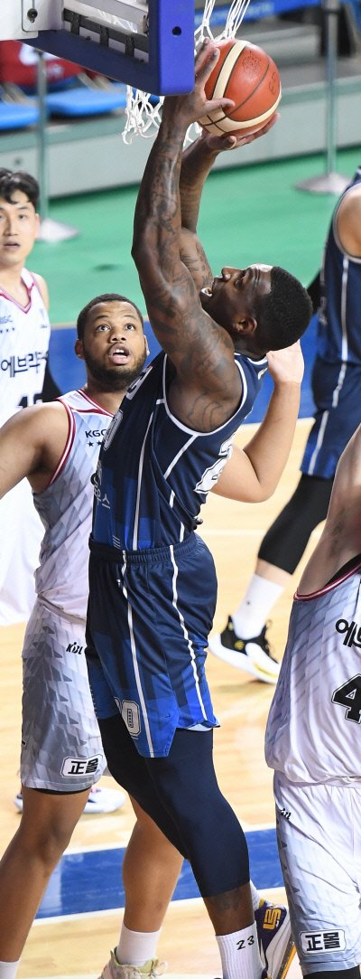젊은피 '패기'·라건아 '폭발'…9위 KCC, KGC 발목 잡았다 : 네이트 스포츠