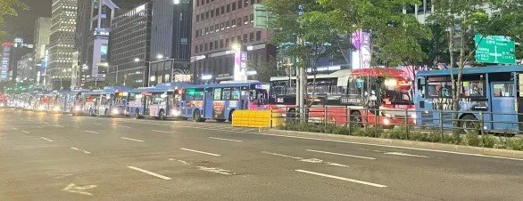 A Chaotic Train of Buses Every Night at Gangnam Station : 네이트 뉴스