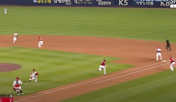 '선' 넘었는데 위반 아니라니…또 '3피트 판정 논란' : 네이트 스포츠