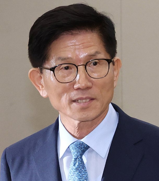 New Minister of Employment and Labor Kim Moon-soo again stirs ...