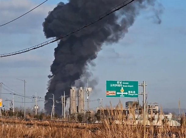 무안공항 여객기 사고 '대참사'…전남소방 "탑승자 181명, 구조자 2명 외 대부분 사망 추정"[현장 화보] : 네이트 뉴스