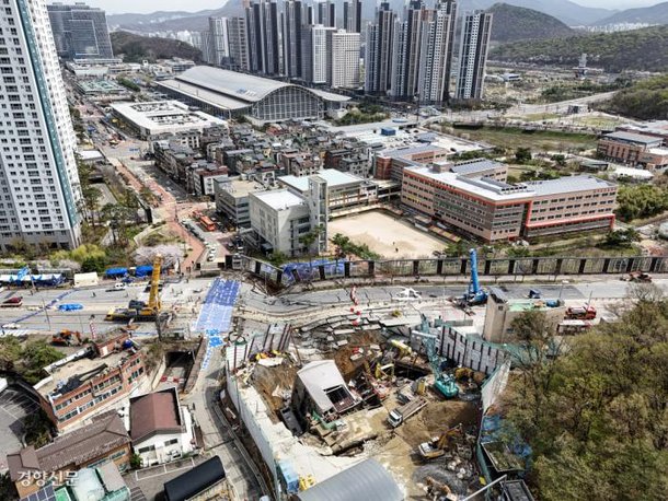 Residents and shop owners gripped by fear after tunnel collapse : 네이트 뉴스