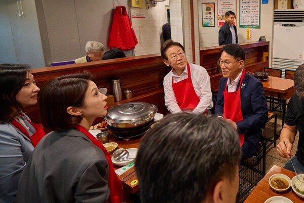 李대통령, 시정연설 후 용산 '골목 상권' 깜짝 등장…친필 사인도 : 네이트 뉴스