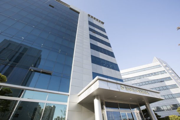 Exploring the Viral Phenomenon: Meaning Behind Raye's Hit Song 'Where ...