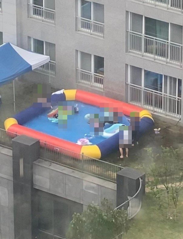 "아파트 잔디 물바다 돼"…수영장 무단 설치 '민폐' 주민 : 네이트 뉴스