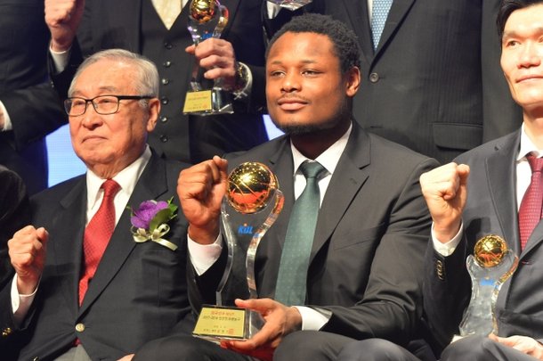 'MVP 출신' 승리의 버튼, 7년 만에 KBL 복귀…KCC 합류 : 네이트 스포츠