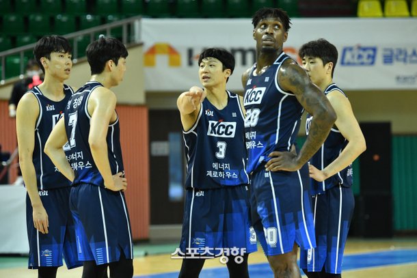 KCC, SK 꺾고 4연승…단독 선두 : 네이트 스포츠