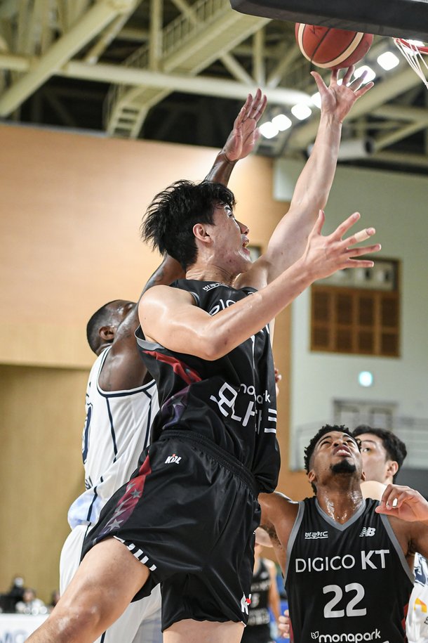 하윤기 빠진 공백, 김민욱이 채웠다···KT, KCC 꺾고 KBL 컵대회 4강 막차 : 네이트 스포츠