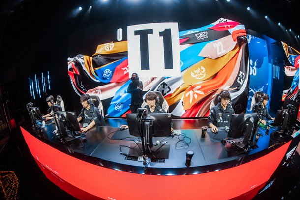 T1, 7회 연속 4강 진출···RNG에 3-0 완승[롤드컵] : 네이트 뉴스