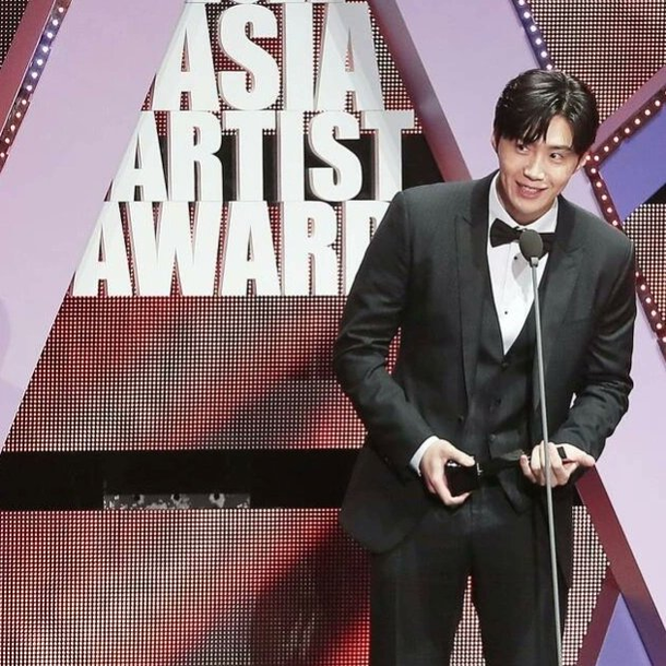 김선호, 인기상 2개 부문 수상[2022 AAA] : 네이트 뉴스