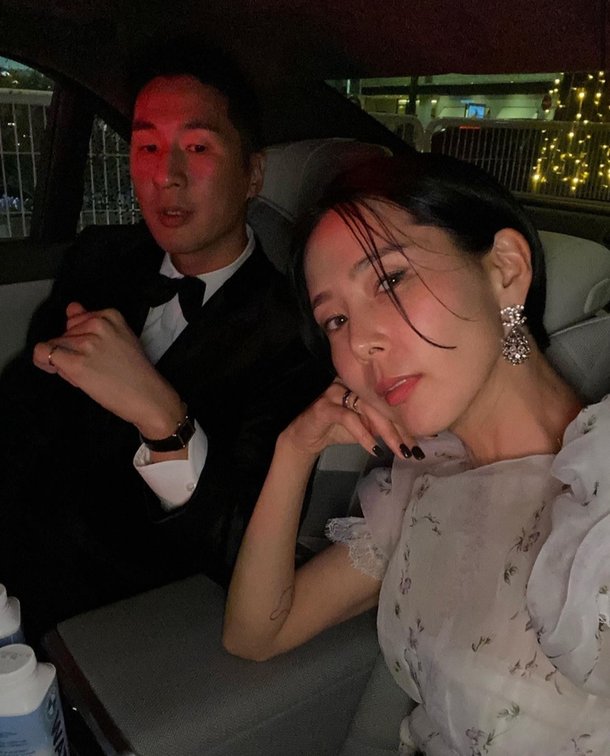 김나영♥마이큐 칸 동행…손깍지 끼고 예비부부 느낌 물씬 네이트 연예